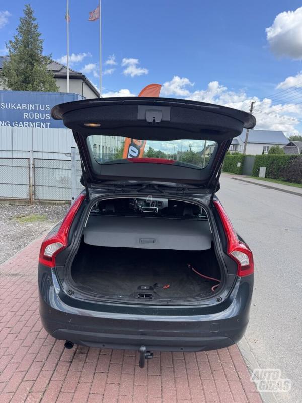 Pelēks Volvo V60 2011 Kauņa, ar dzinēja tilpumu 2.00 L un nobraukumu 251 tūkst. km par 3899 €, foto 5 vietnē AUTOMOTO.COM.LV