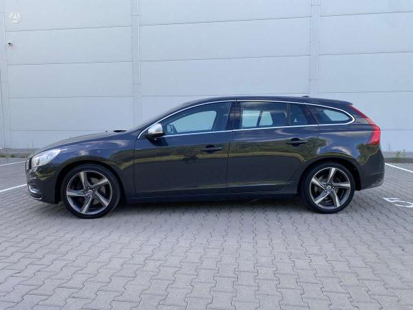Pelēks Volvo V60 2011 Kauņa, ar dzinēja tilpumu 2.40 L un nobraukumu 293 tūkst. km par 6990 €, foto 2 vietnē AUTOMOTO.COM.LV
