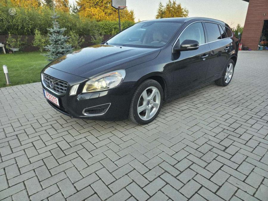 Pelēks Volvo V60 2011 Viļņa, ar dzinēja tilpumu 1.98 L un nobraukumu 342 tūkst. km par 6000 €, foto 3 vietnē AUTOMOTO.COM.LV