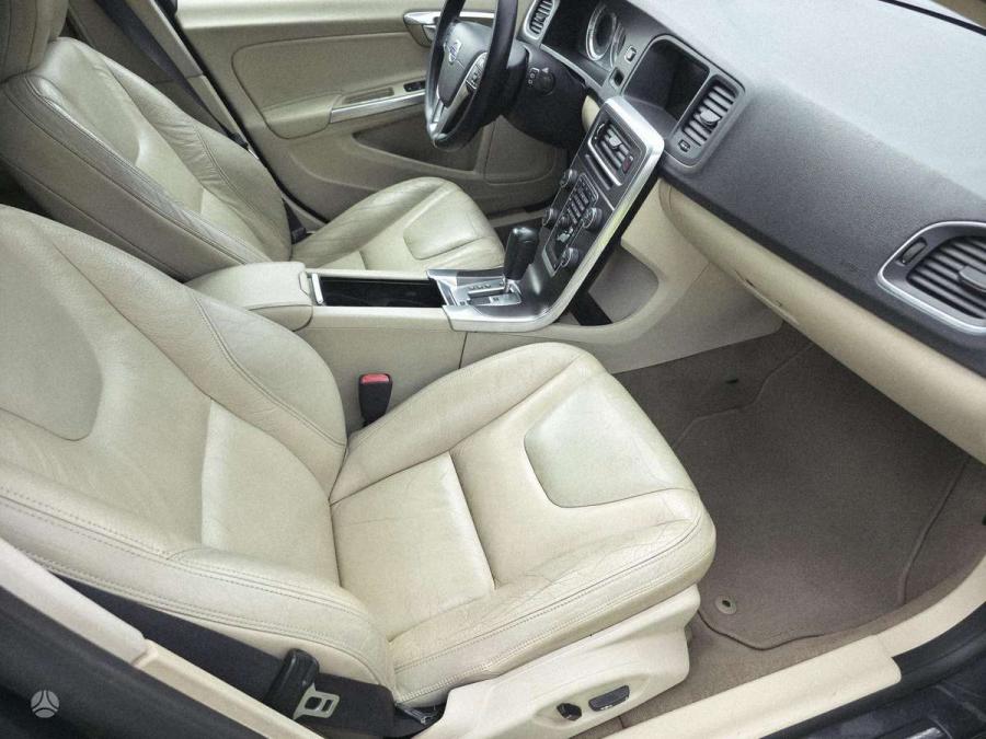 Pelēks Volvo V60 2011 Viļņa, ar dzinēja tilpumu 1.98 L un nobraukumu 342 tūkst. km par 6000 €, foto 14 vietnē AUTOMOTO.COM.LV