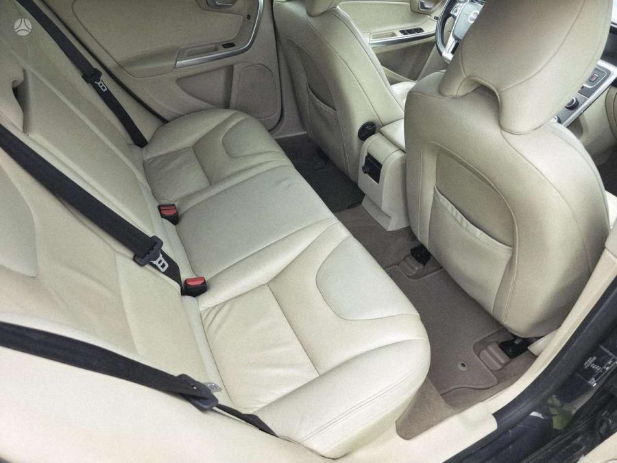 Pelēks Volvo V60 2011 Viļņa, ar dzinēja tilpumu 1.98 L un nobraukumu 342 tūkst. km par 6000 €, foto 15 vietnē AUTOMOTO.COM.LV