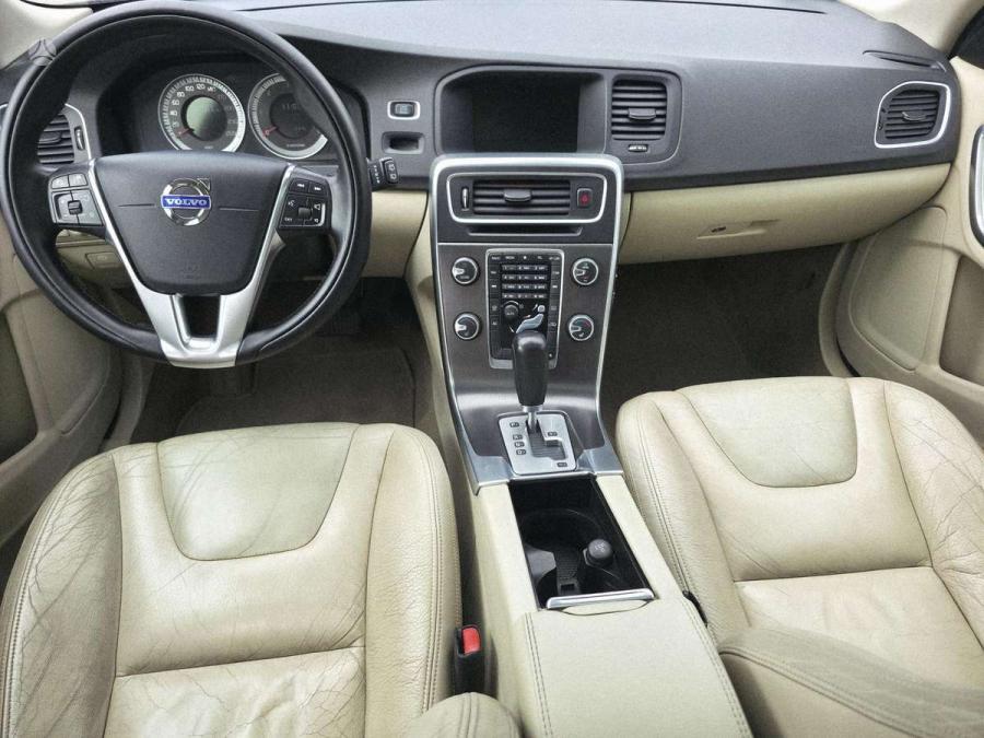 Pelēks Volvo V60 2011 Viļņa, ar dzinēja tilpumu 1.98 L un nobraukumu 342 tūkst. km par 6000 €, foto 16 vietnē AUTOMOTO.COM.LV