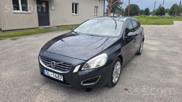 Pelēks Volvo V60 2011 Ogre, ar dzinēja tilpumu 2.40 L un nobraukumu 290 tūkst. km par 5499 €, foto 1 vietnē AUTOMOTO.COM.LV