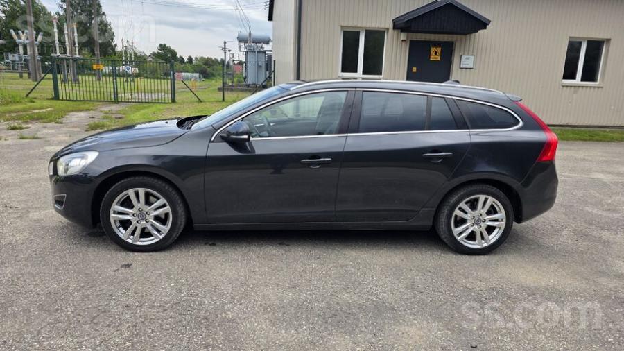 Pelēks Volvo V60 2011 Ogre, ar dzinēja tilpumu 2.40 L un nobraukumu 290 tūkst. km par 5499 €, foto 3 vietnē AUTOMOTO.COM.LV