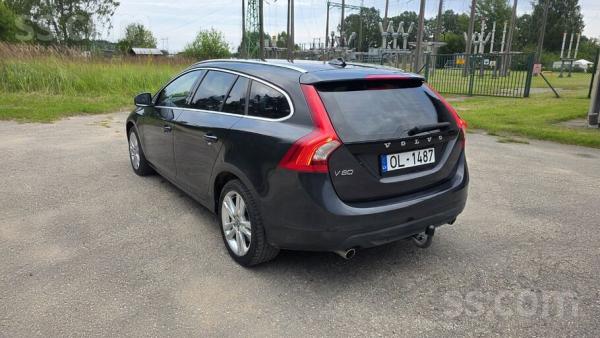 Pelēks Volvo V60 2011 Ogre, ar dzinēja tilpumu 2.40 L un nobraukumu 290 tūkst. km par 5499 €, foto 3 vietnē AUTOMOTO.COM.LV