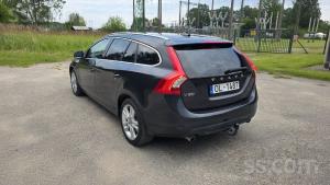 Pelēks Volvo V60 2011 Ogre, ar dzinēja tilpumu 2.40 L un nobraukumu 290 tūkst. km par 5499 €, foto 4 vietnē AUTOMOTO.COM.LV