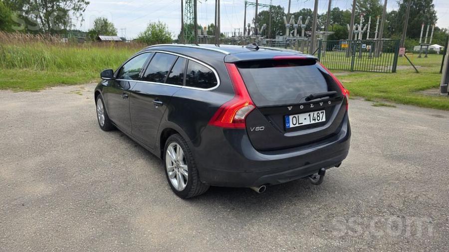 Pelēks Volvo V60 2011 Ogre, ar dzinēja tilpumu 2.40 L un nobraukumu 290 tūkst. km par 5499 €, foto 4 vietnē AUTOMOTO.COM.LV