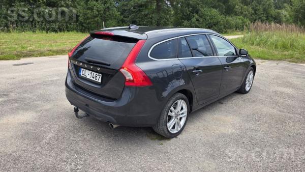 Pelēks Volvo V60 2011 Ogre, ar dzinēja tilpumu 2.40 L un nobraukumu 290 tūkst. km par 5499 €, foto 5 vietnē AUTOMOTO.COM.LV