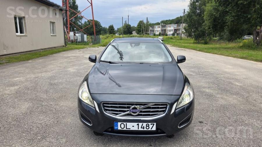 Pelēks Volvo V60 2011 Ogre, ar dzinēja tilpumu 2.40 L un nobraukumu 290 tūkst. km par 5499 €, foto 9 vietnē AUTOMOTO.COM.LV