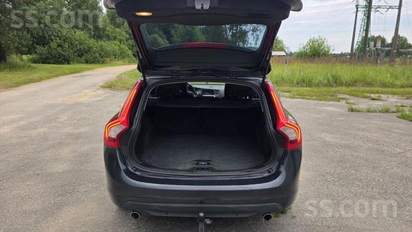 Pelēks Volvo V60 2011 Ogre, ar dzinēja tilpumu 2.40 L un nobraukumu 290 tūkst. km par 5499 €, foto 9 vietnē AUTOMOTO.COM.LV