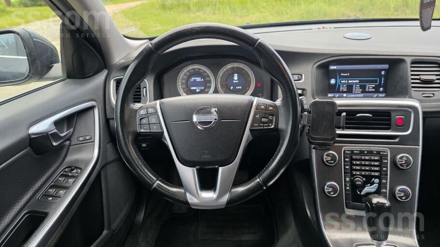 Pelēks Volvo V60 2011 Ogre, ar dzinēja tilpumu 2.40 L un nobraukumu 290 tūkst. km par 5499 €, foto 16 vietnē AUTOMOTO.COM.LV