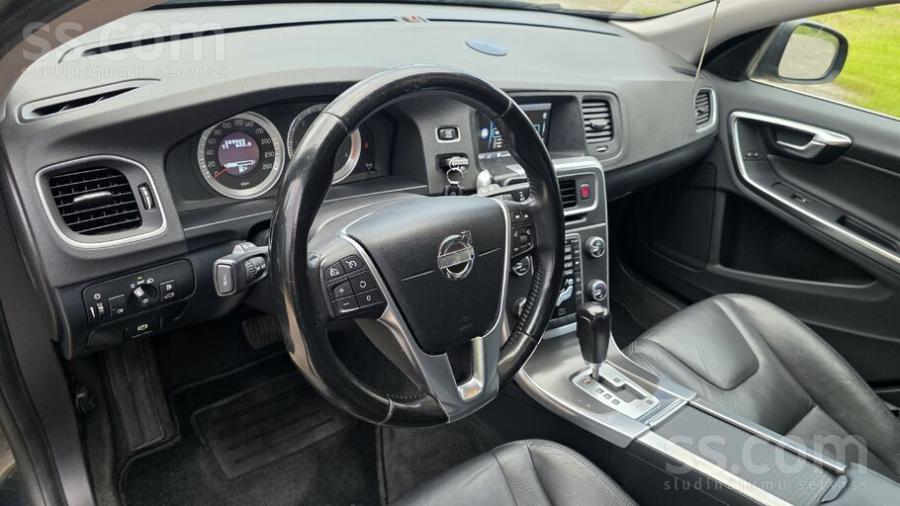 Pelēks Volvo V60 2011 Ogre, ar dzinēja tilpumu 2.40 L un nobraukumu 290 tūkst. km par 5499 €, foto 17 vietnē AUTOMOTO.COM.LV