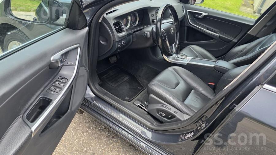 Pelēks Volvo V60 2011 Ogre, ar dzinēja tilpumu 2.40 L un nobraukumu 290 tūkst. km par 5499 €, foto 18 vietnē AUTOMOTO.COM.LV