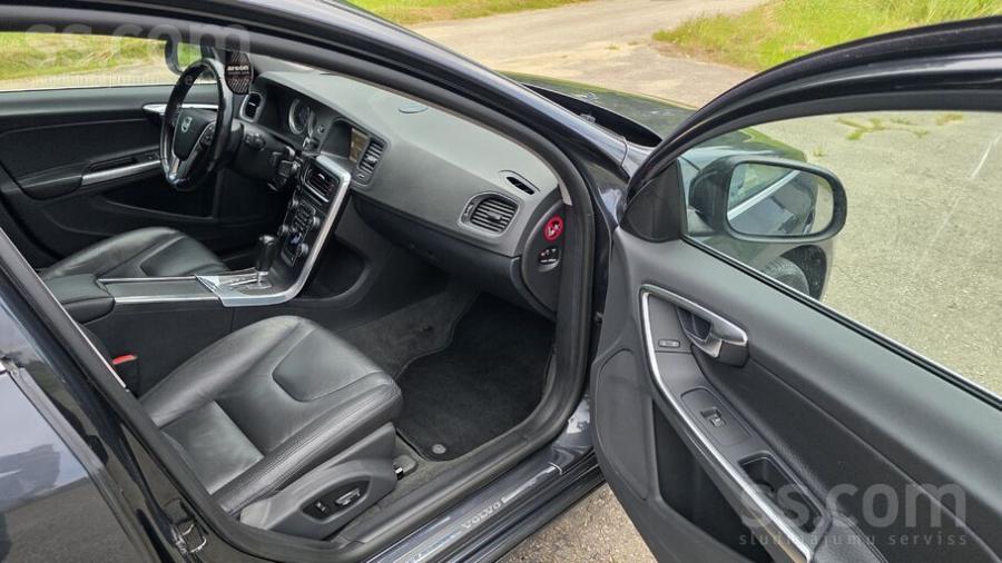 Pelēks Volvo V60 2011 Ogre, ar dzinēja tilpumu 2.40 L un nobraukumu 290 tūkst. km par 5499 €, foto 22 vietnē AUTOMOTO.COM.LV