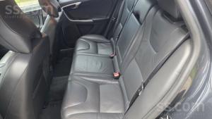 Pelēks Volvo V60 2011 Ogre, ar dzinēja tilpumu 2.40 L un nobraukumu 290 tūkst. km par 5499 €, foto 24 vietnē AUTOMOTO.COM.LV