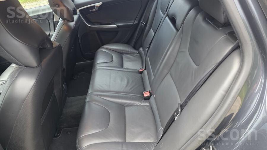 Pelēks Volvo V60 2011 Ogre, ar dzinēja tilpumu 2.40 L un nobraukumu 290 tūkst. km par 5499 €, foto 24 vietnē AUTOMOTO.COM.LV