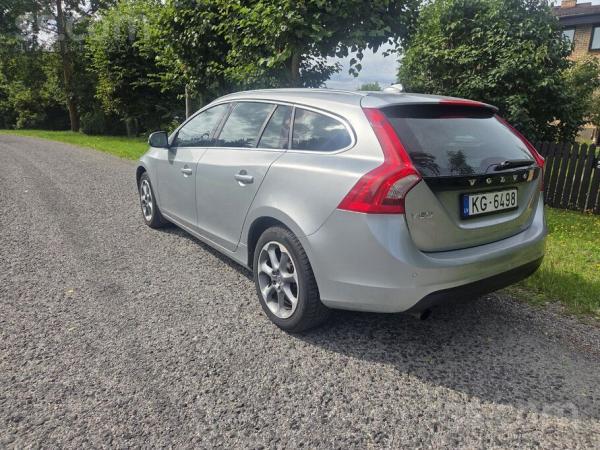 Pelēks Volvo V60 2011 Rīga, ar dzinēja tilpumu 2.00 L un nobraukumu 435 tūkst. km par 4600 €, foto 4 vietnē AUTOMOTO.COM.LV