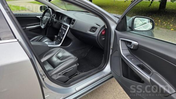 Pelēks Volvo V60 2011 Rīga, ar dzinēja tilpumu 2.00 L un nobraukumu 435 tūkst. km par 4600 €, foto 7 vietnē AUTOMOTO.COM.LV