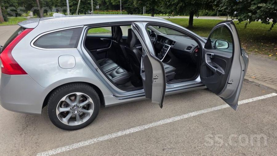 Grey Volvo V60 2011 in Riga, with an engine capacity of 2.00 L and mileage of 435 thousand km for 4600 €, photo 9 on AUTOMOTO.COM.LV