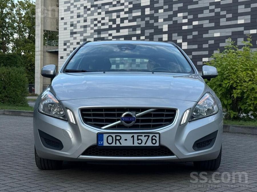 Pelēks Volvo V60 2011 Jelgava, ar dzinēja tilpumu 2.00 L un nobraukumu 0 tūkst. km par 6150 €, foto 3 vietnē AUTOMOTO.COM.LV