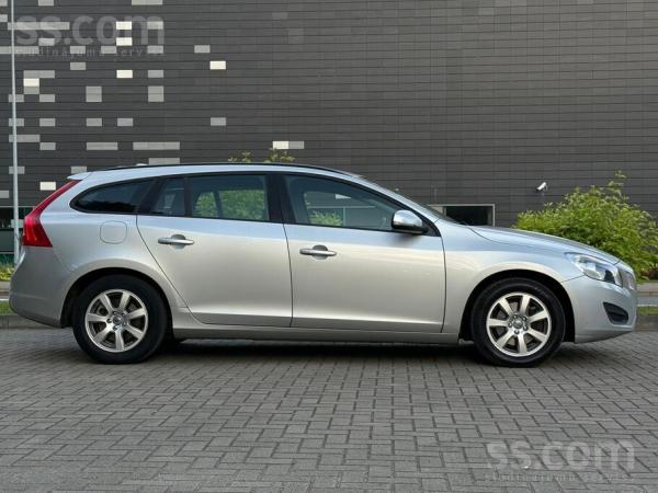 Grey Volvo V60 2011 in Jelgava, with an engine capacity of 2.00 L and mileage of 0 thousand km for 6150 €, photo 4 on AUTOMOTO.COM.LV