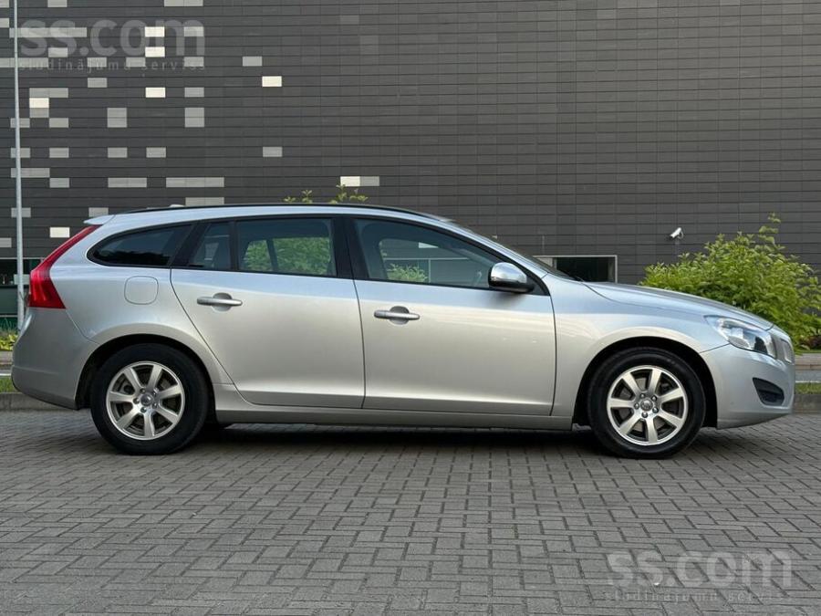 Pelēks Volvo V60 2011 Jelgava, ar dzinēja tilpumu 2.00 L un nobraukumu 0 tūkst. km par 6150 €, foto 5 vietnē AUTOMOTO.COM.LV