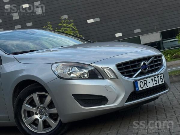 Grey Volvo V60 2011 in Jelgava, with an engine capacity of 2.00 L and mileage of 0 thousand km for 6150 €, photo 9 on AUTOMOTO.COM.LV