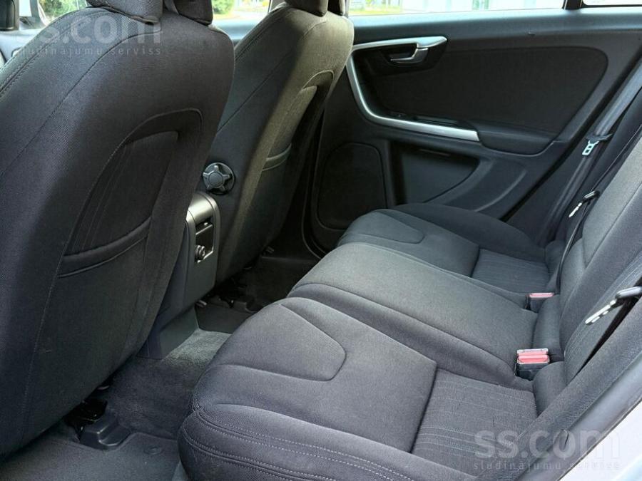 Pelēks Volvo V60 2011 Jelgava, ar dzinēja tilpumu 2.00 L un nobraukumu 0 tūkst. km par 6150 €, foto 14 vietnē AUTOMOTO.COM.LV