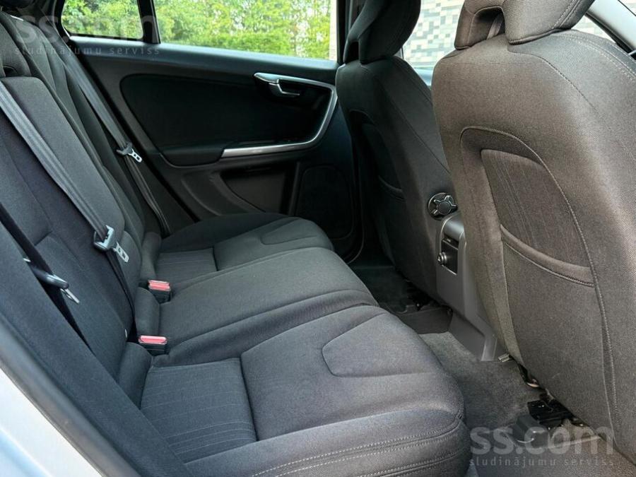 Pelēks Volvo V60 2011 Jelgava, ar dzinēja tilpumu 2.00 L un nobraukumu 0 tūkst. km par 6150 €, foto 16 vietnē AUTOMOTO.COM.LV