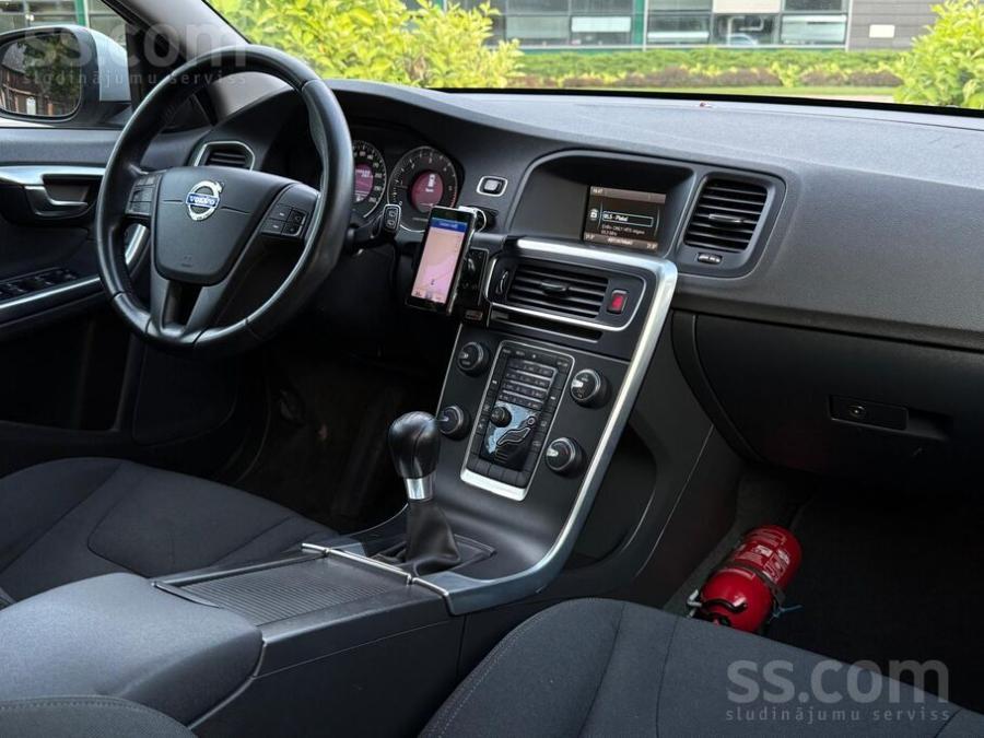 Pelēks Volvo V60 2011 Jelgava, ar dzinēja tilpumu 2.00 L un nobraukumu 0 tūkst. km par 6150 €, foto 17 vietnē AUTOMOTO.COM.LV