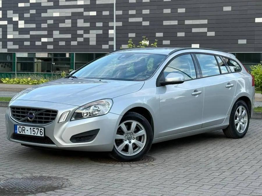 Grey Volvo V60 2011 in Jelgava, with an engine capacity of 2.00 L and mileage of 289 thousand km for 6150 €, photo 1 on AUTOMOTO.COM.LV