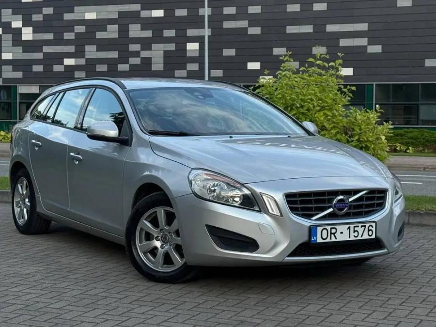 Grey Volvo V60 2011 in Jelgava, with an engine capacity of 2.00 L and mileage of 289 thousand km for 6150 €, photo 4 on AUTOMOTO.COM.LV