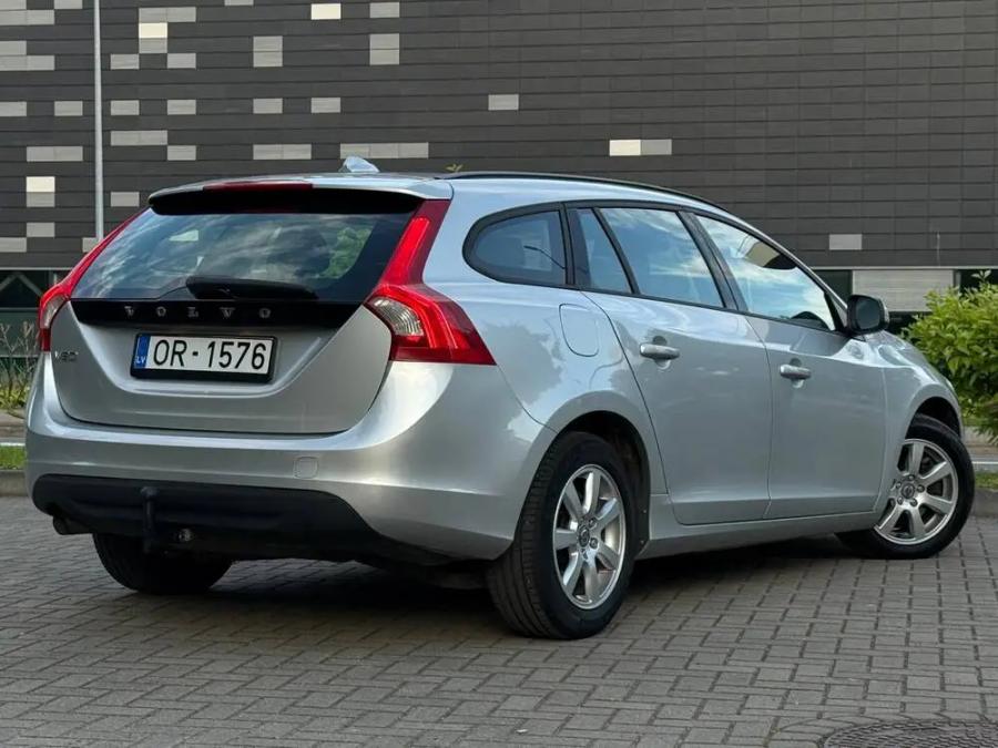 Grey Volvo V60 2011 in Jelgava, with an engine capacity of 2.00 L and mileage of 289 thousand km for 6150 €, photo 6 on AUTOMOTO.COM.LV