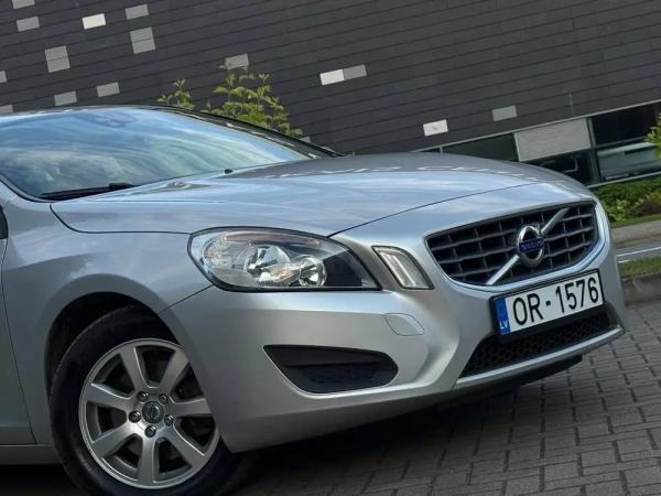 Pelēks Volvo V60 2011 Jelgava, ar dzinēja tilpumu 2.00 L un nobraukumu 289 tūkst. km par 6150 €, foto 9 vietnē AUTOMOTO.COM.LV