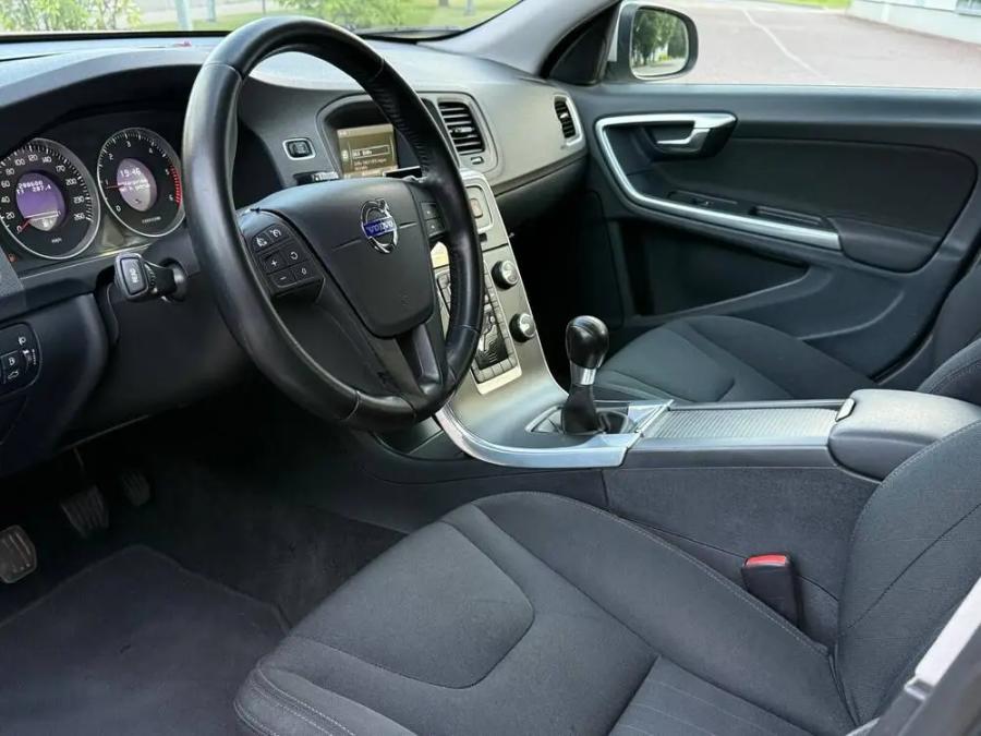 Grey Volvo V60 2011 in Jelgava, with an engine capacity of 2.00 L and mileage of 289 thousand km for 6150 €, photo 12 on AUTOMOTO.COM.LV