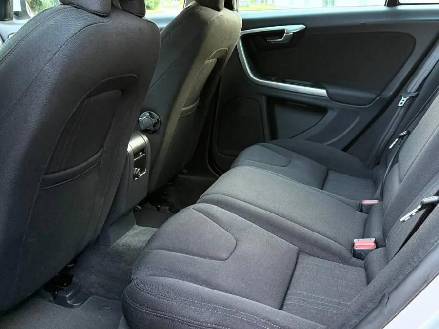 Grey Volvo V60 2011 in Jelgava, with an engine capacity of 2.00 L and mileage of 289 thousand km for 6150 €, photo 14 on AUTOMOTO.COM.LV