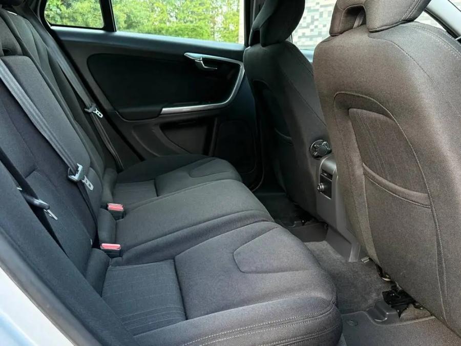 Grey Volvo V60 2011 in Jelgava, with an engine capacity of 2.00 L and mileage of 289 thousand km for 6150 €, photo 16 on AUTOMOTO.COM.LV