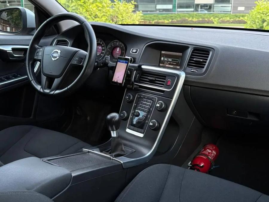 Grey Volvo V60 2011 in Jelgava, with an engine capacity of 2.00 L and mileage of 289 thousand km for 6150 €, photo 17 on AUTOMOTO.COM.LV