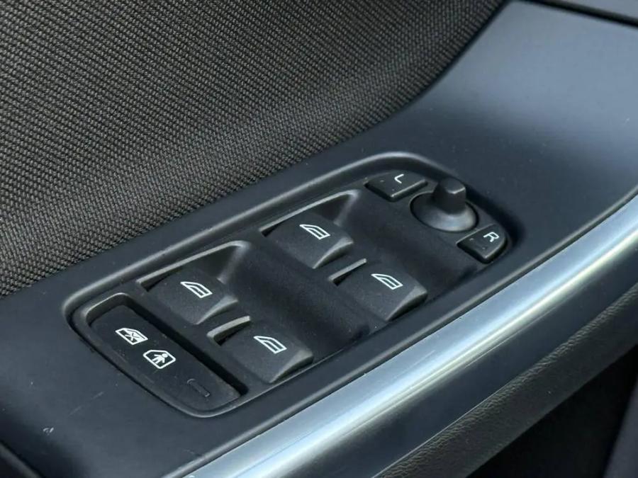 Grey Volvo V60 2011 in Jelgava, with an engine capacity of 2.00 L and mileage of 289 thousand km for 6150 €, photo 19 on AUTOMOTO.COM.LV