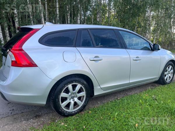 Grey Volvo V60 2011 in Bauska, with an engine capacity of 2.00 L and mileage of 430 thousand km for 4200 €, photo 2 on AUTOMOTO.COM.LV
