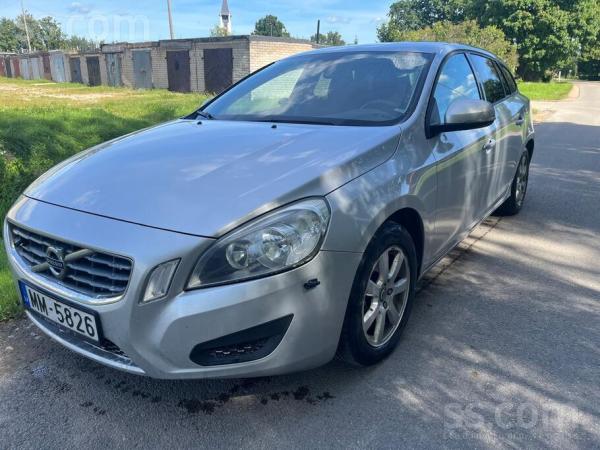 Grey Volvo V60 2011 in Bauska, with an engine capacity of 2.00 L and mileage of 430 thousand km for 4200 €, photo 4 on AUTOMOTO.COM.LV