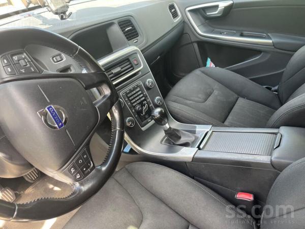 Grey Volvo V60 2011 in Bauska, with an engine capacity of 2.00 L and mileage of 430 thousand km for 4200 €, photo 5 on AUTOMOTO.COM.LV