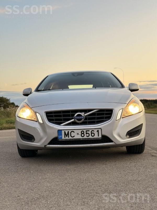 Grey Volvo V60 2011 in Riga, with an engine capacity of 2.00 L and mileage of 336 thousand km for 4700 €, photo 1 on AUTOMOTO.COM.LV