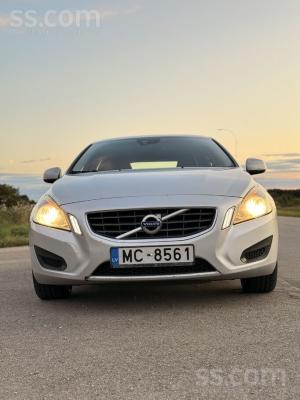 Pelēks Volvo V60 2011 Rīga, ar dzinēja tilpumu 2.00 L un nobraukumu 336 tūkst. km par 4700 €, foto  vietnē AUTOMOTO.COM.LV