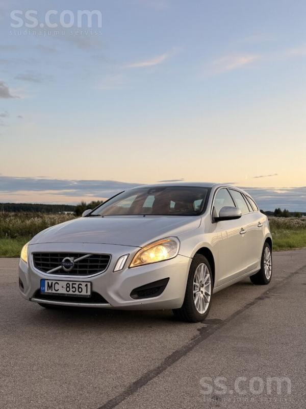 Grey Volvo V60 2011 in Riga, with an engine capacity of 2.00 L and mileage of 336 thousand km for 4700 €, photo 2 on AUTOMOTO.COM.LV