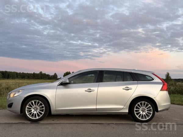 Grey Volvo V60 2011 in Riga, with an engine capacity of 2.00 L and mileage of 336 thousand km for 4700 €, photo 3 on AUTOMOTO.COM.LV