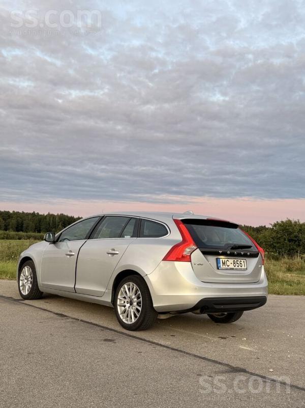 Grey Volvo V60 2011 in Riga, with an engine capacity of 2.00 L and mileage of 336 thousand km for 4700 €, photo 4 on AUTOMOTO.COM.LV