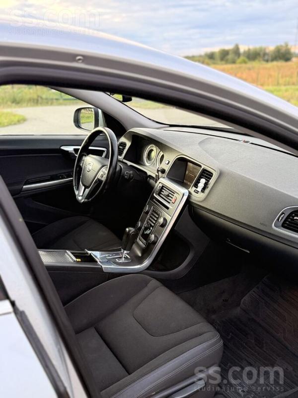Grey Volvo V60 2011 in Riga, with an engine capacity of 2.00 L and mileage of 336 thousand km for 4700 €, photo 9 on AUTOMOTO.COM.LV