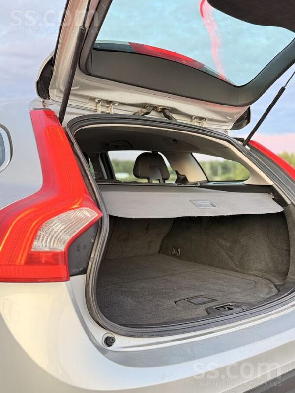 Grey Volvo V60 2011 in Riga, with an engine capacity of 2.00 L and mileage of 336 thousand km for 4700 €, photo 10 on AUTOMOTO.COM.LV