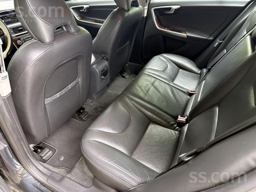 Grey Volvo V60 2011 in Riga, with an engine capacity of 2.00 L and mileage of 298 thousand km for 6600 €, photo 13 on AUTOMOTO.COM.LV